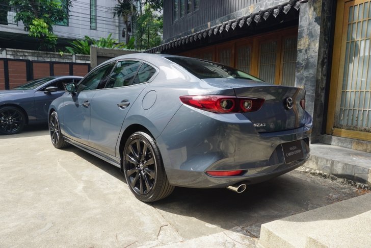 ภาพคันจริง Mazda3 4 ประตู สีเทา Polymetal Grey มีเฉพาะรุ่น Carbon ...