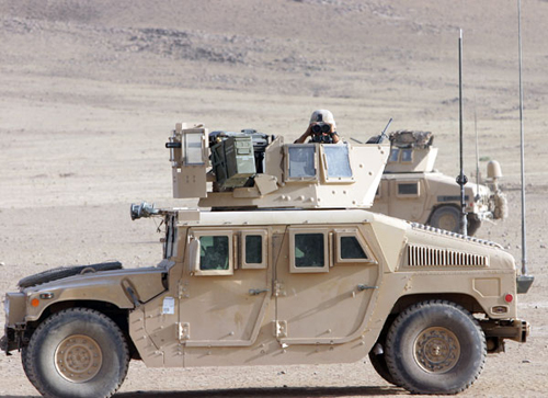 Humvee High Mobility Multipurpose Wheeled Vehicle (HMMWV) ยอดรถคู่ยอดนักรบ