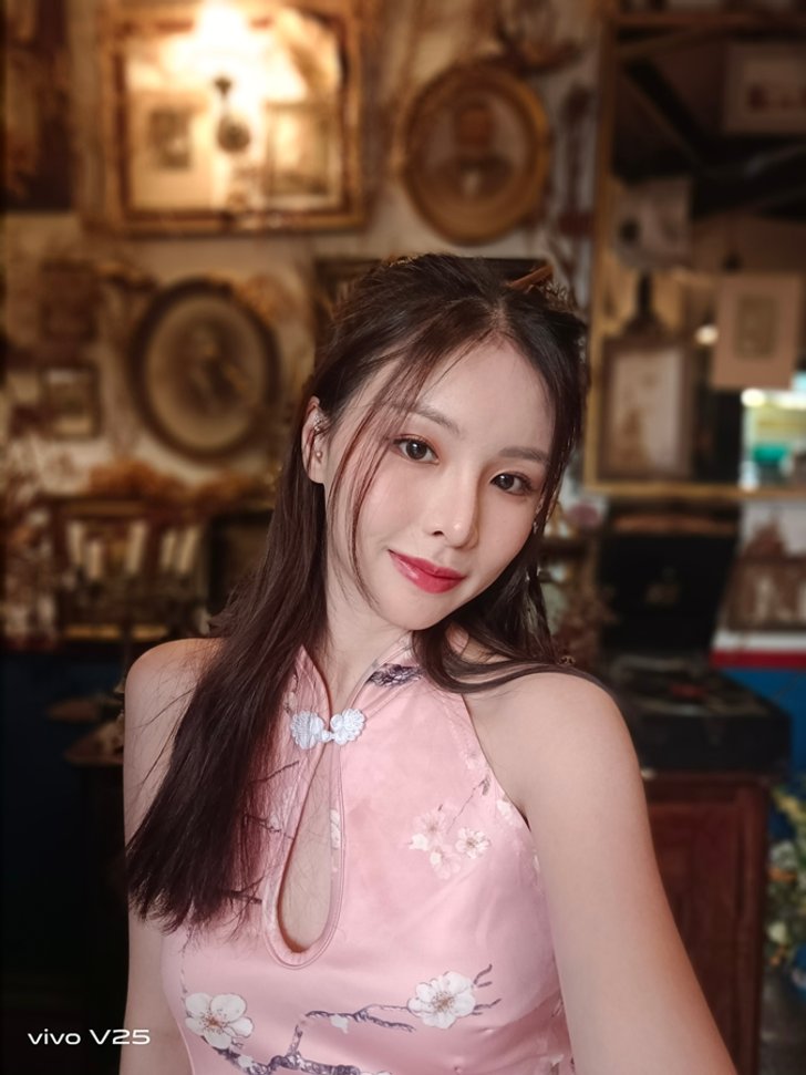 ควงคู่ vivo V25 5G และ V25 Pro 5G ถ่ายพอร์ตเทรตในค่ำคืนแห่งแสงสี