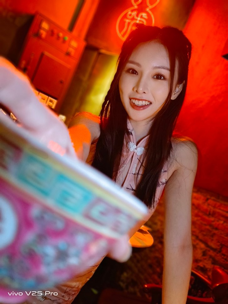 ควงคู่ vivo V25 5G และ V25 Pro 5G ถ่ายพอร์ตเทรตในค่ำคืนแห่งแสงสี