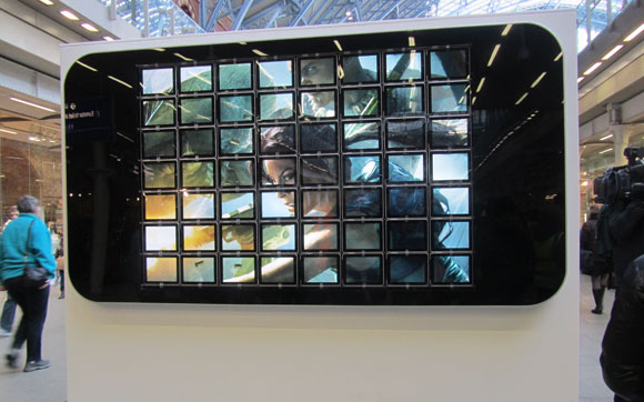 ลองทายซิว่า ถ้าเอา iPad 56 เครื่องมารวมกันจะเกิดอะไร?