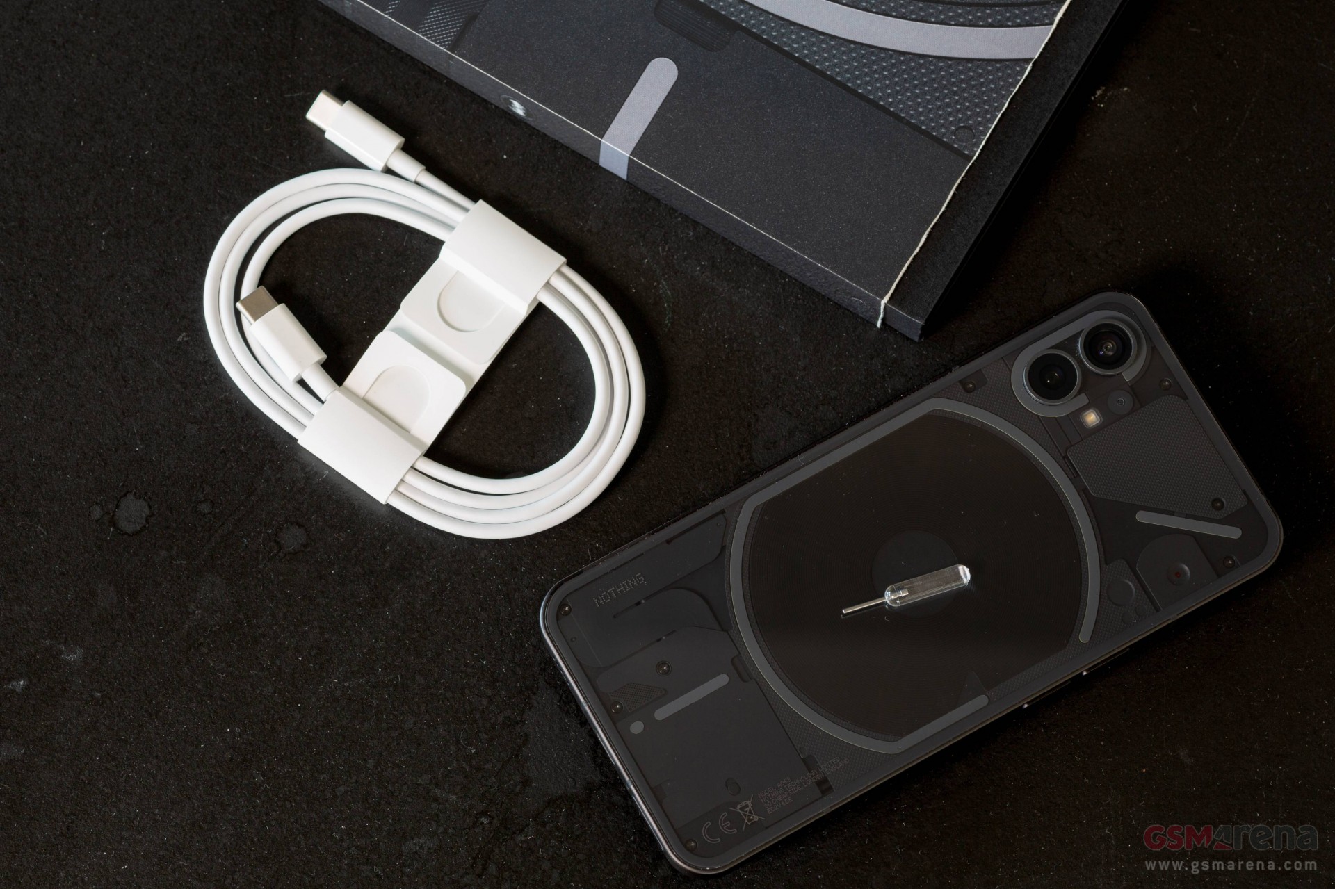 Carl Pei อวดโฉมสายของ Nothing Phone (2) โปร่งใส่ดูดีมีสไตล์