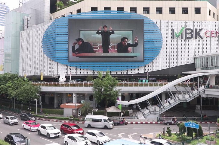 “เบิร์ด ธงไชย” ฟีเวอร์! บุกประชิด สร้างความสุขทั่วกรุงเทพฯ | Sanook Music