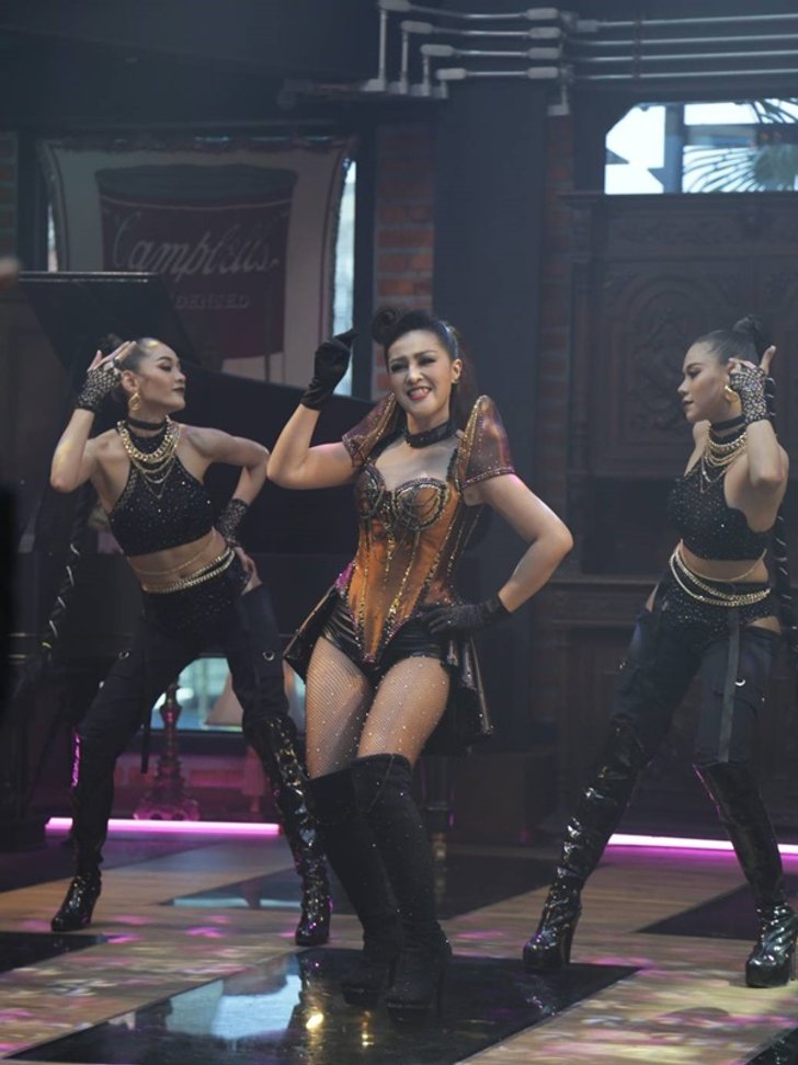 “หญิงลี” ชวนโยกยับ ร่ายยาวชื่อกาแฟในเอ็มวีเพลงใหม่ “คาเฟอีน” | Sanook Music