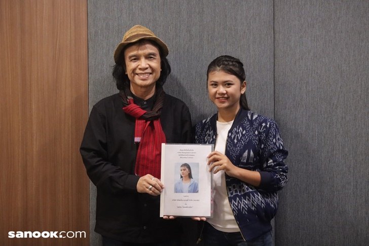 “ครูสลา” อาสาพลิกชีวิต “แอ้ม ชลธิชา” พาเซ็นสัญญาแกรมมี่ โกลด์ | Sanook Music