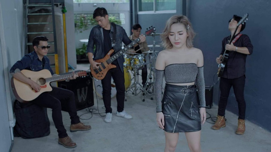 โชห่วยแบนด์ ส่ง MV เพลง “ยังคงคิดถึงเธออยู่” ฟิน เหงา เศร้า ซึ้ง | Sanook Music