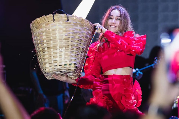 ปาล์มมี่ เจอคอมเมนต์นับร้อย! หลังของฝากเซ็ตล่าสุดทำอึ้งกลางเวที (ภาพ) | Sanook Music