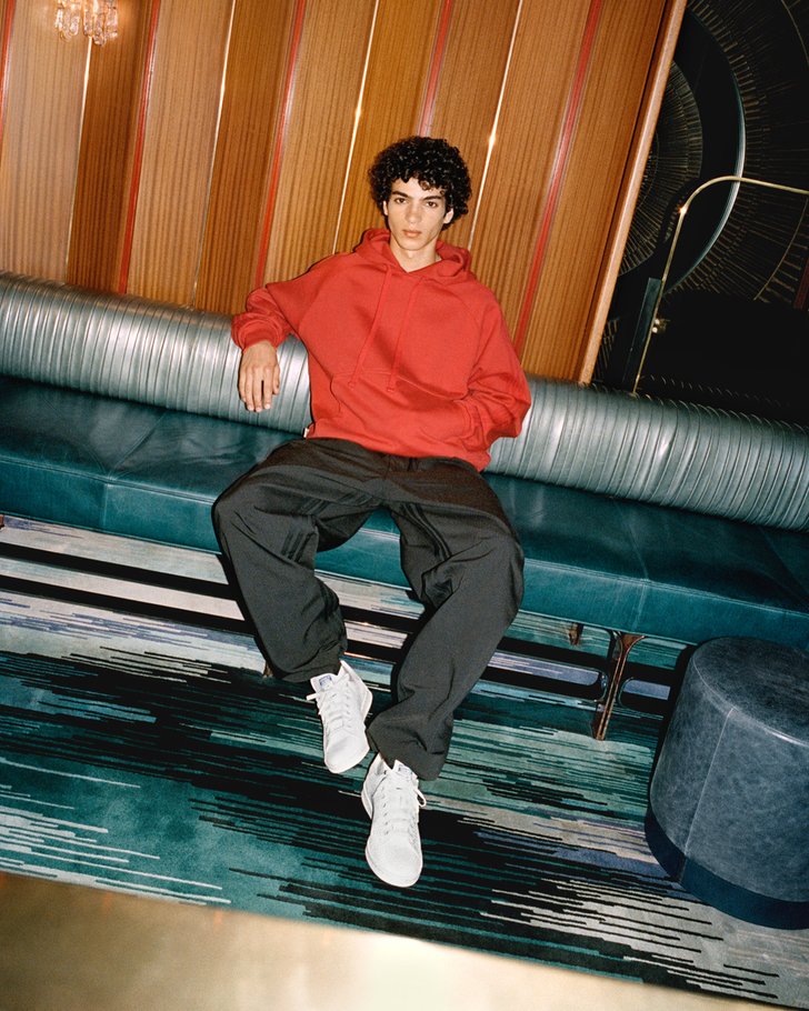 อาดิดาส ออริจินอลส์ จับคู่รองเท้า STAN SMITH กับคอลเลคชั่นเสื้อผ้า BLUE ...