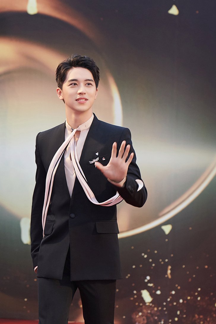 Timmy Xu กับแฟชั่นเนคไทริบบิ้น ในงานพรมแดงของ TV drama quality Festival