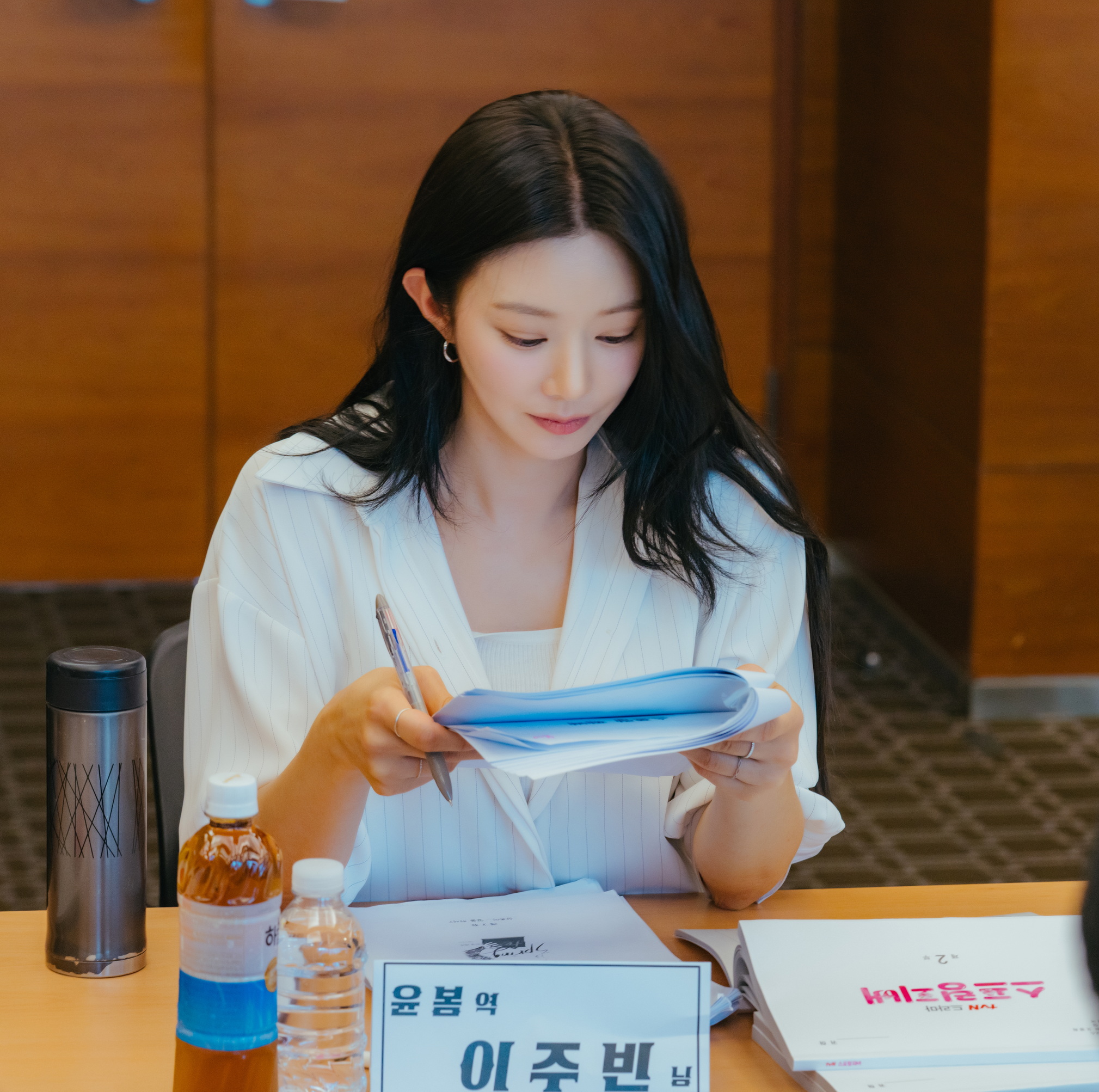 "อันโบฮยอน" คุณน้าเจ้าเสน่ห์ ปะทะ ครูสาวเย็นชา "อีจูบิน" ในซีรีส์รอมคอม ...