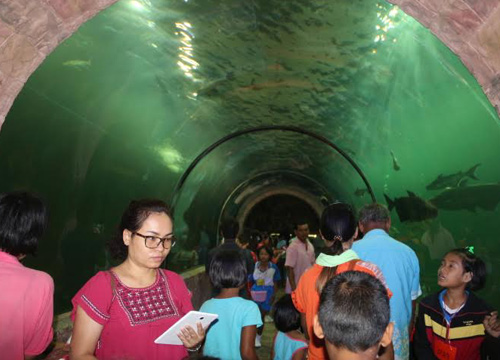 เด็กศรีสะเกษแห่เที่ยวอควาเรียมแห่งแรกอีสานใต้