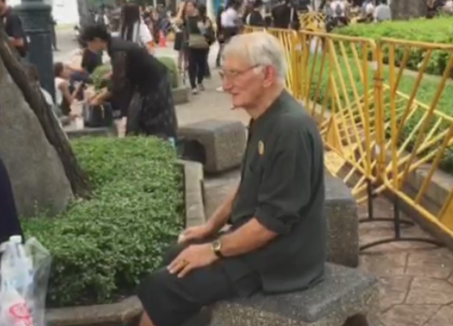 ชาวต่างชาติแต่งชุดดำร่วมแสดงความอาลัย