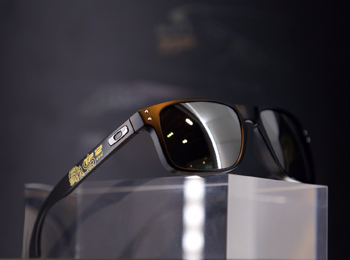 คอความเร็วสาวกทีพี12 เฮ! "OAKLEY" มอบสิทธิ์ แว่นลิมิเต็ด เอดิชั่น "TP12 ...