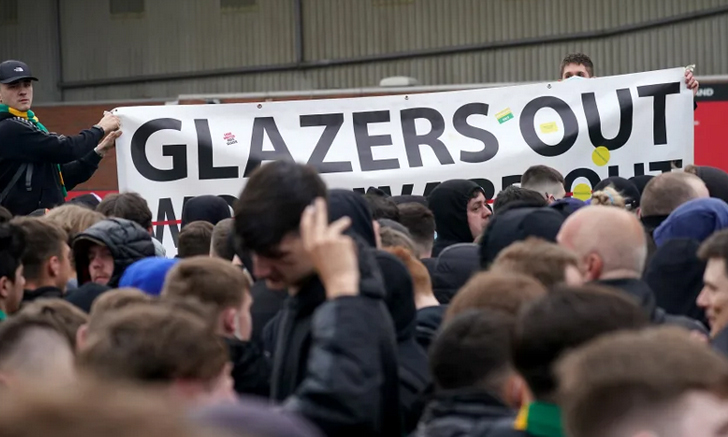 แฟนแมนฯ ยูไนเต็ด สุดเดือด! เตรียมแผนประท้วงตระกูล "เกลเซอร์" ก่อนเกมเจอ ...