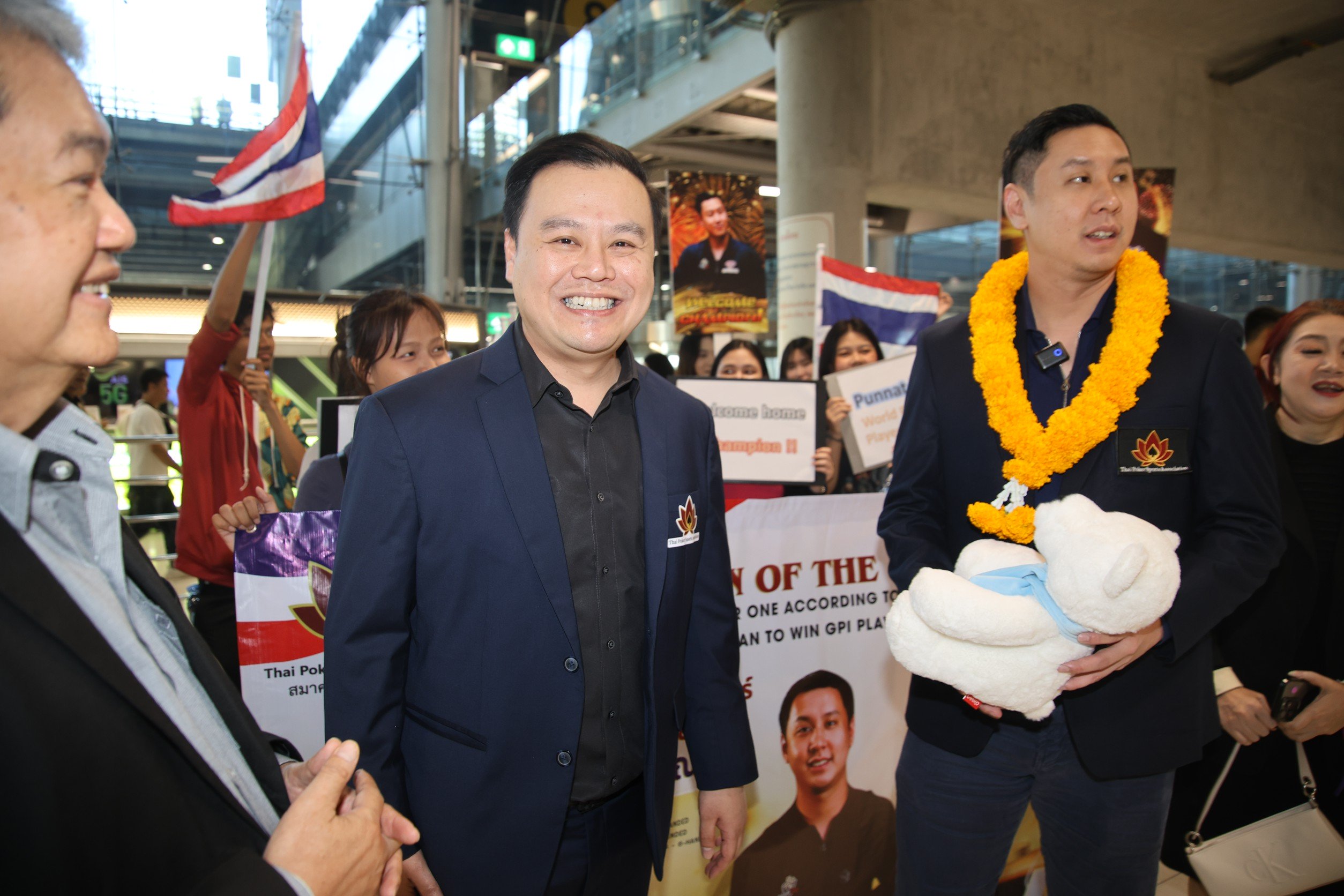 "โปรปุณณัตถ์" แชมป์โลกโป๊กเกอร์คนแรกของเอเชียกลับถึงไทย หวังรัฐบาลใหม่ ...