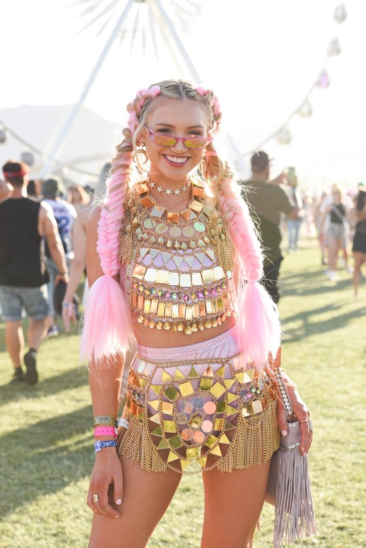 บางทีเสื้อก็ไม่จำเป็น! เทรนด์ 'ติดกากเพชรที่หน้าอก' ในงาน Coachella 2018