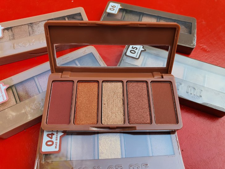 แต่งตาให้เด้ง สวยแน่น ในราคาหลักร้อย ด้วย 4U2 Look At Me Eyeshadow