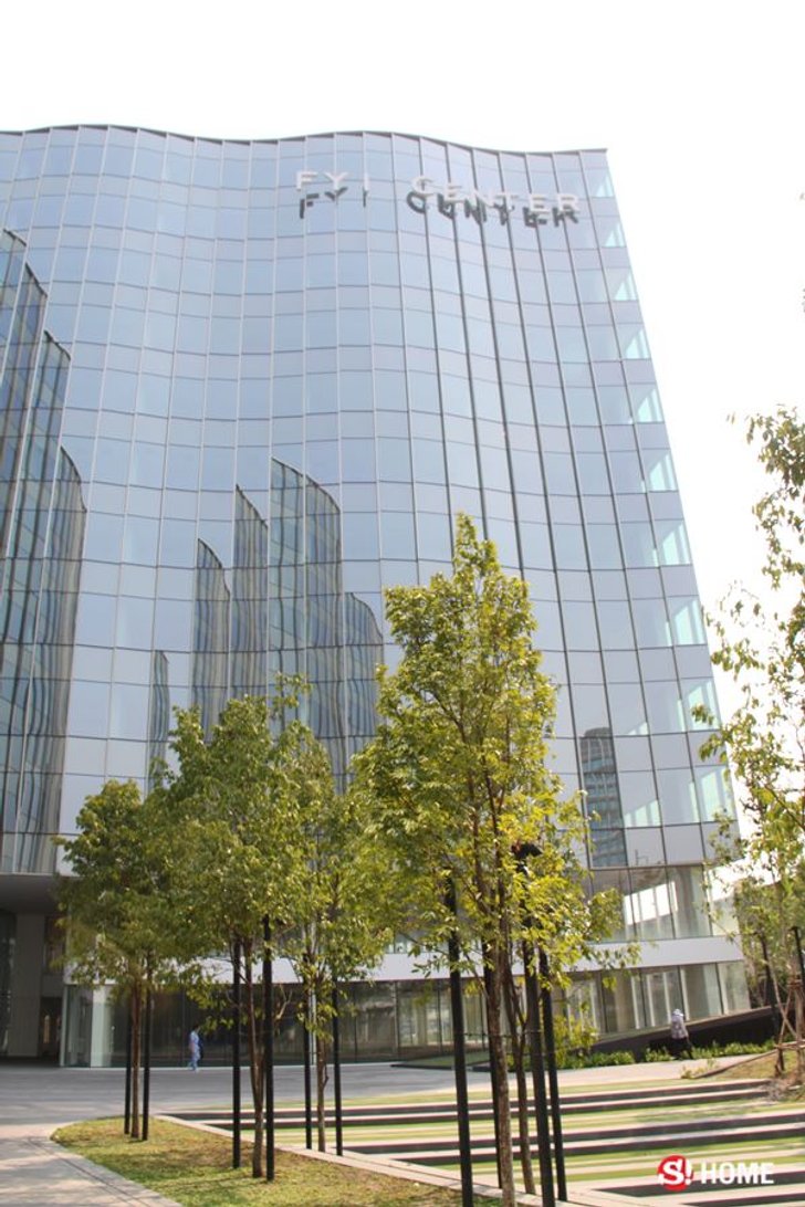 FYI Center อาคาร 5000 ล้านกลางกรุง ที่ทำงาน 24 ชมของคนยุคใหม่