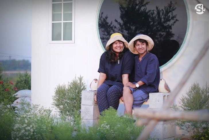 “กุ้ง-เกล้า” คู่รักสร้างบ้านดินเป็น “MaChill Home” ฟาร์มสเตย์งดการสร้างขยะ