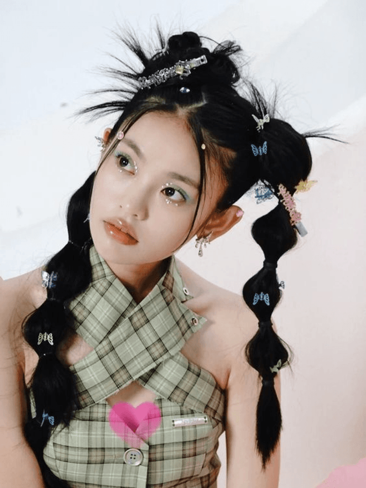 แจก 25 ไอเดียทรงผม "กิ๊บหนีบตัวจิ๋วสไตล์ Y2K" เพิ่มสีสันให้ลุคน่ารักตะมุตะมิ แถมไม่กินผม