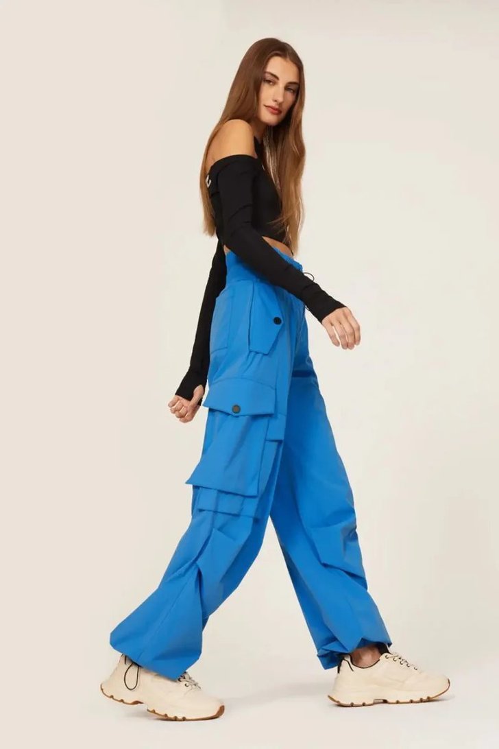 25 ไอเดียเเฟชั่นกางเกง "Cargo" ของตัวเเม่ Y2K ปังทุกลุคบอกเลย!