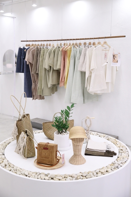 “TAKTAI” (ทักทาย) แบรนด์เสื้อผ้าจาก “ไม้ไผ่” เปิดแฟล็กชิพสโตร์ชั้น 1 ...