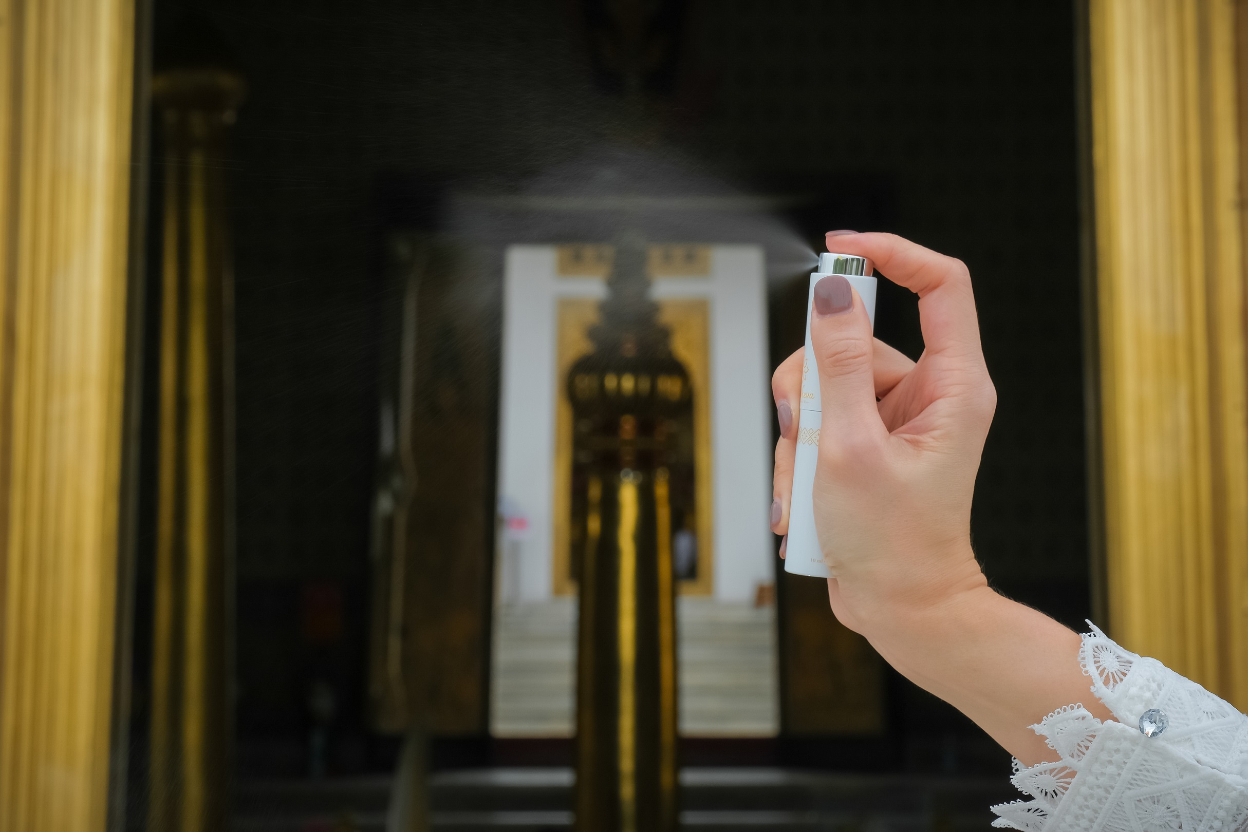 ครั้งแรกกับการเปิดตัวน้ำหอมบูชาสิ่งศักดิ์สิทธิ์แบรนด์ "De Dheva"